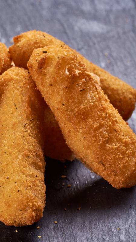 Очень вкусные сырные палочки во фритюре с сыром сулугуни и моцареллой в домашних условиях .