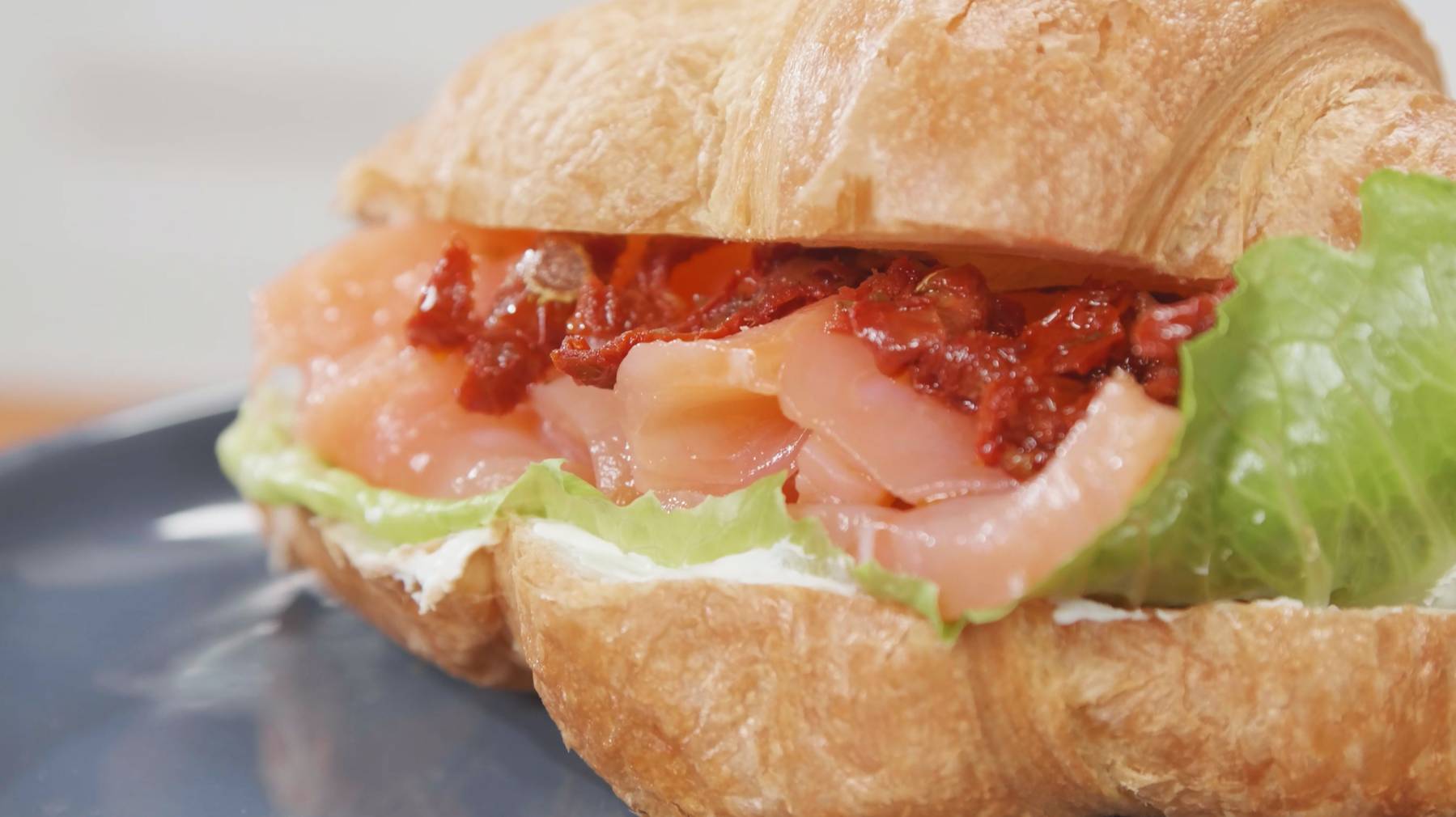 Круассан с сёмгой и вялеными томатами | ТМ Фростмо