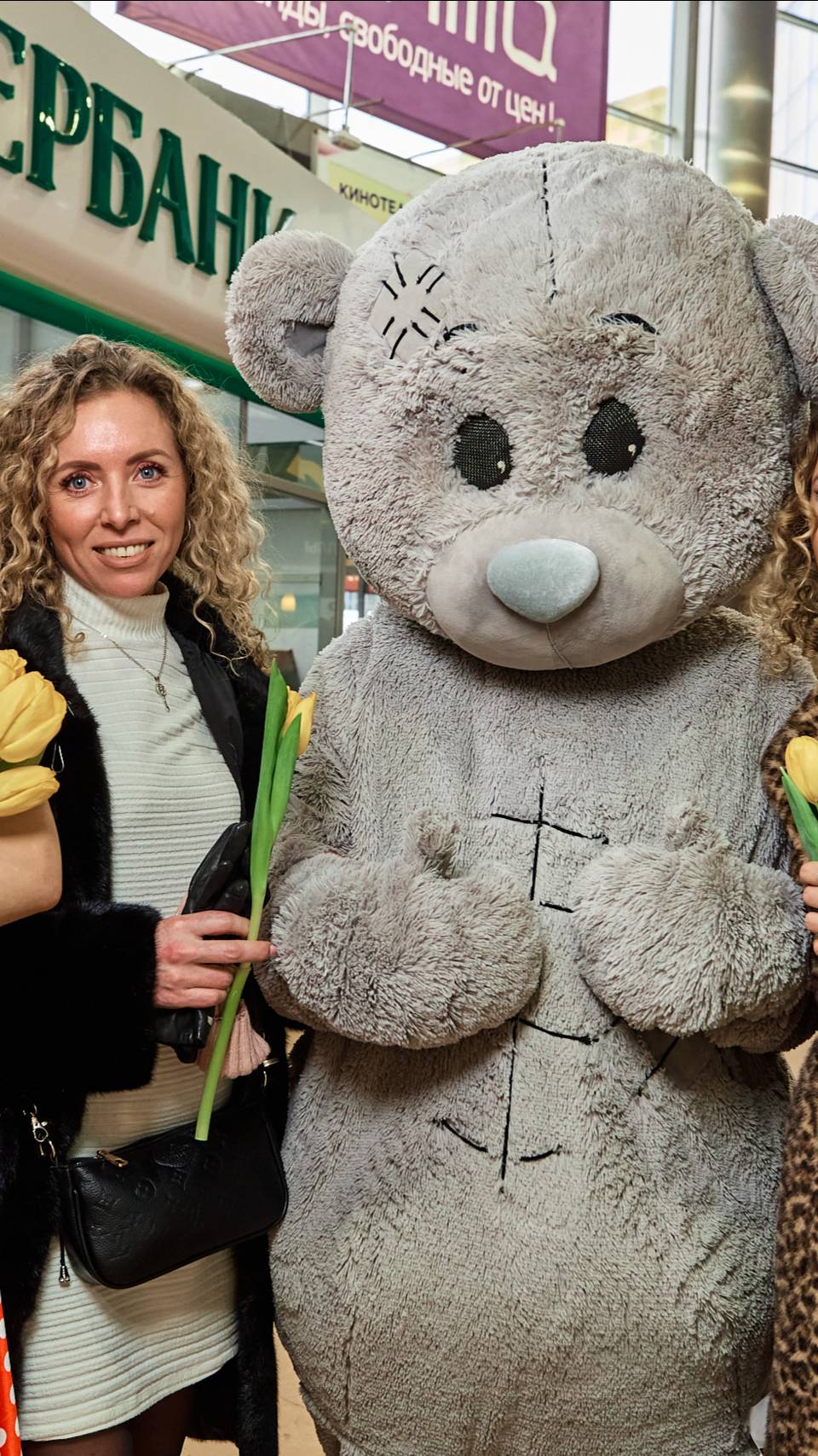 Промо раздача подарков на календарные праздники l Red Panda Event Agency