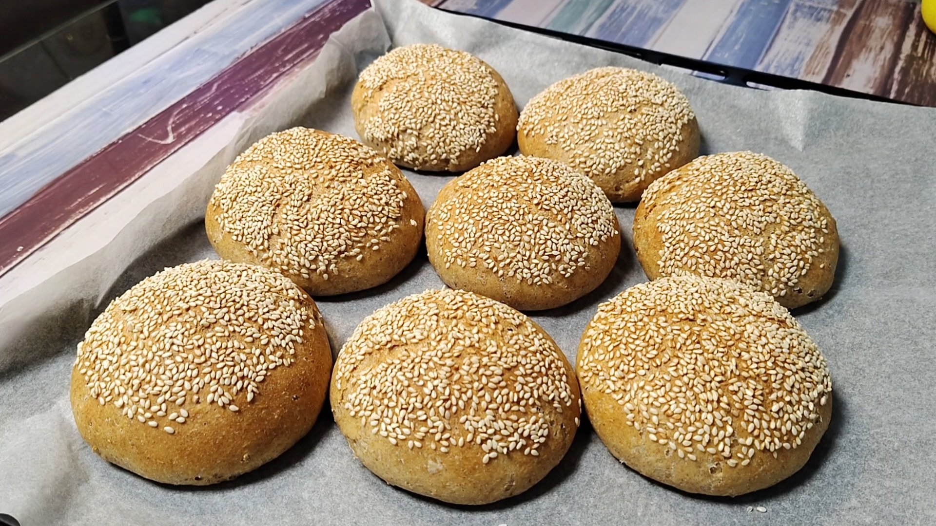 Простой рецепт полезного хлеба. Булочки с кунжутом из спельты.