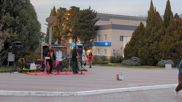 Перуанские музыканты выступают около набережной, Геленджик, ул Ленина / Островского , 31 января 2025