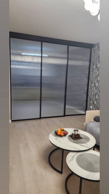 Проем 2,9м(ширина)х
2,7м(высота)
перегородку из ТРЁХ полотен, профиль черный. Стекло рифленое