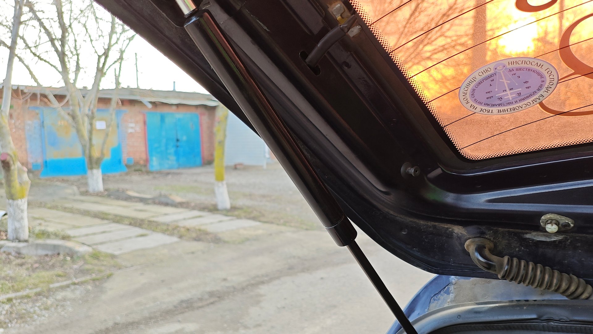 Как правильно установить газовые упоры Лада Калина универсал.