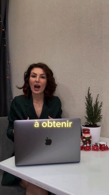 Dans la phrase aspirer à signifie “vouloir atteindre”