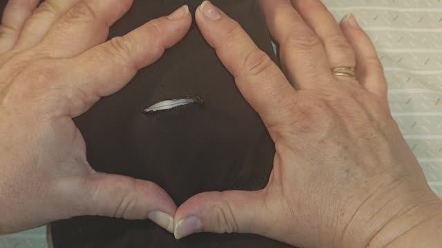 Как своими руками отремонтировать дырку (зацеп) на куртке за 5 минут