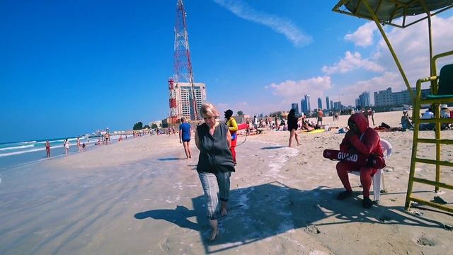 2025.01.31. ОАЭ. Шарджа. Пляж Al Khan. Красный флаг ...