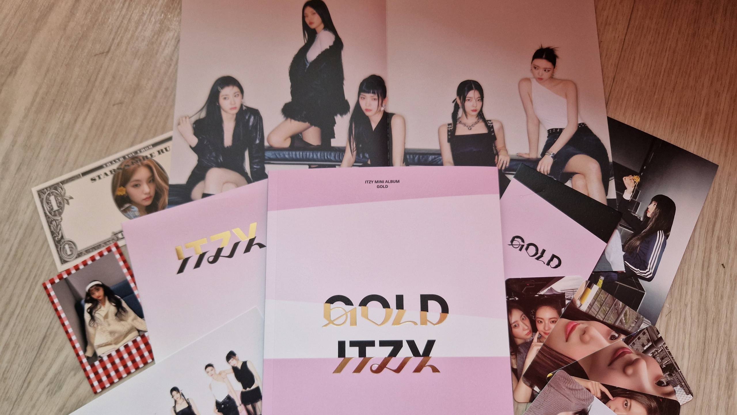 ITZY - GOLD (STANDARD Ver.) (Blue version)