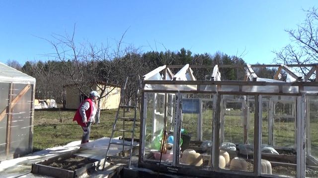 Ремонтирую маленькую теплицу.  Шашлыки на даче.