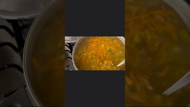 Суп рассольник с фрикадельками из чевапчичей и с кабачком.