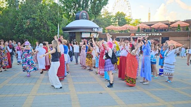 Анапа летом не только море. Фестиваль народного творчества летом в Анапе на Арт Авеню ул. Горького.