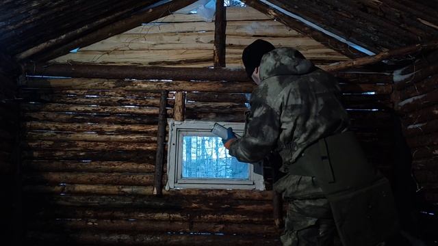 Строю приют в тайге - Установил окно