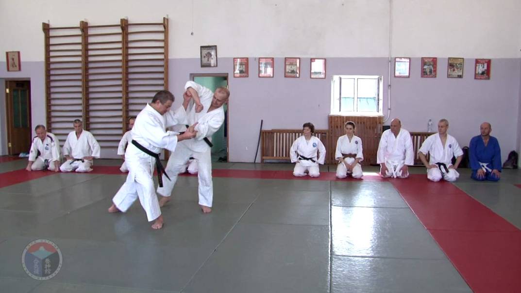 Бросок поворотом запястья противника наружу в айкидо от захвата за обе руки сзади. Базовая техника.