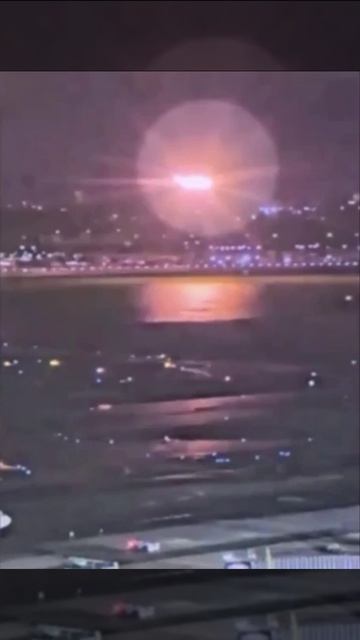 Столкновение пассажирского самолёта с армейским вертолётом в США