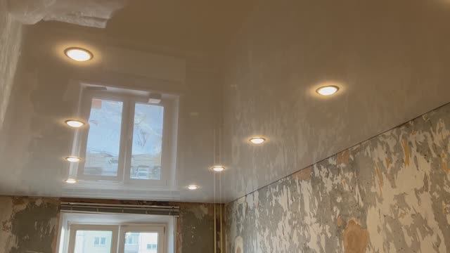 РЕМОНТ В СПАЛЬНЕ. Сделали натяжной потолок и не без неприятностей