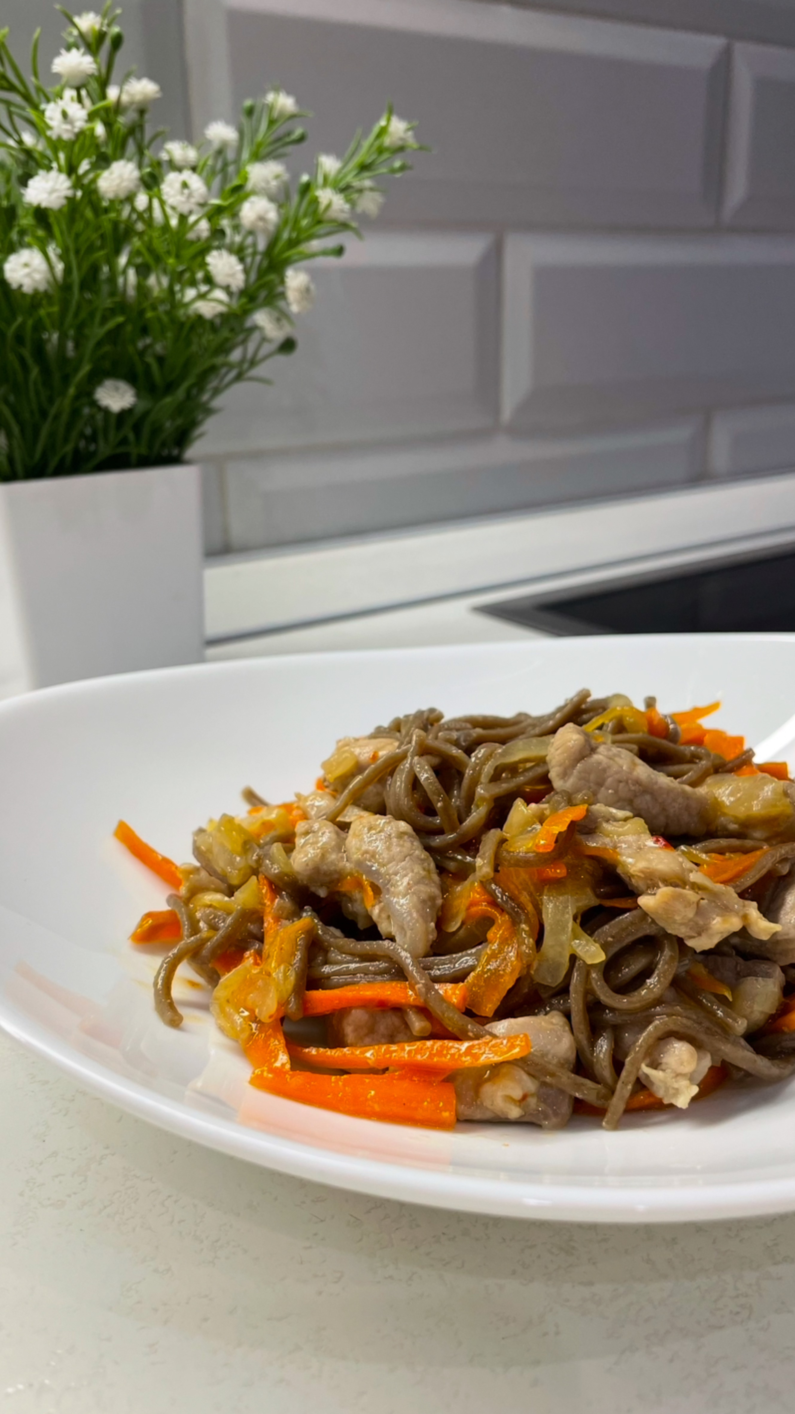 Гречневая лапша со свининой в китайском соусе