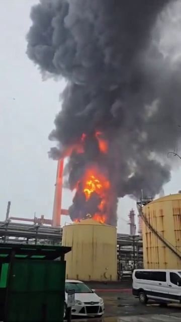 Пожар на нефтеперерабатывающем заводе в Калифорнии