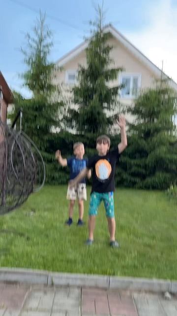 Артем и Гриша танцуют по возвращению из лагеря . Лето 24