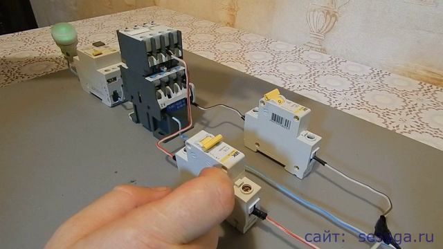 Простые схемы подключения АВР на контакторах