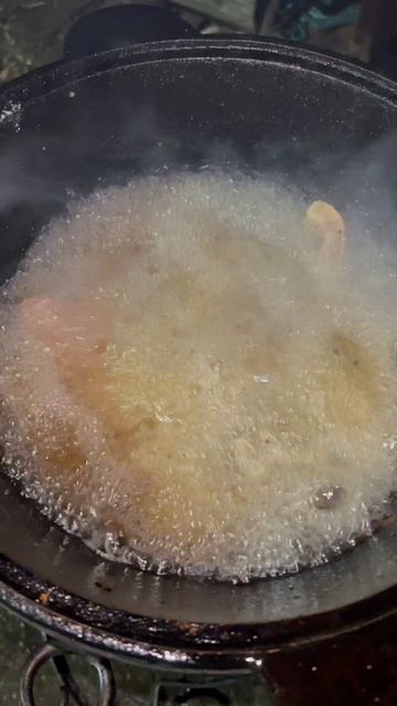 Жареная рыба в казане. Кот тоже любит рыбу 🐈