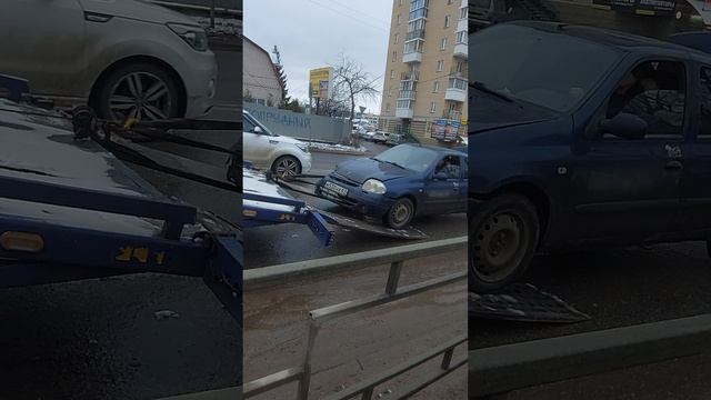 Погрузка автомобиля на эвакуатор. Дорожное происшествие в Смоленске. Витебское шоссе.