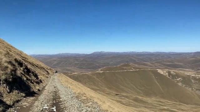 Автогонки по отвесной скале (гора Сирх, Кабардино-Балкария)