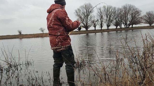 ЩУКА КЛЮНУЛА С ПЕРВОГО ЗАБРОСА)))ФЕВРАЛЬ РАДУЕТ ТЁПЛОЙ ПОГОДОЙ)))