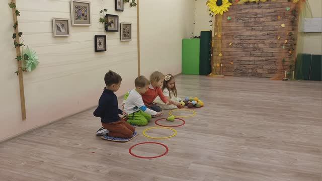 Перекладываем предметы из обруча в обруч.