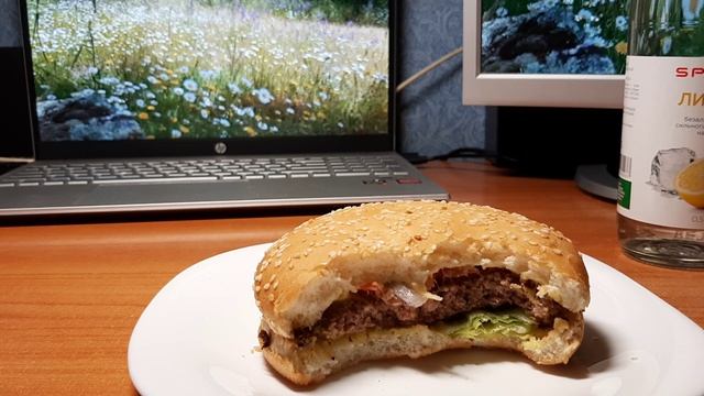 Бургер (Классический) и Роллы из магазина SPAR Москва обзор #обзор