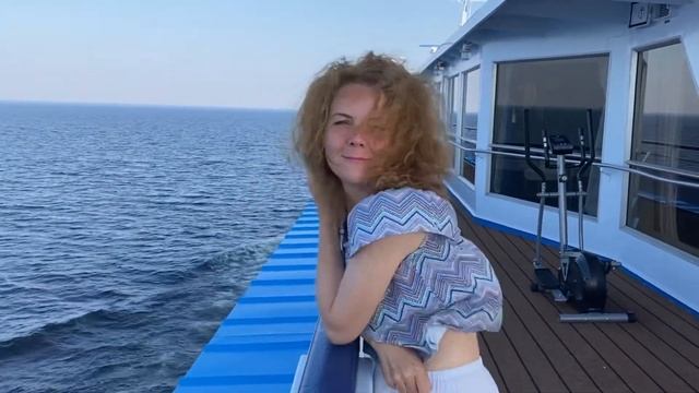 Белый теплоход