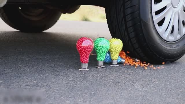 Детская анимация машина давит хрустящие и мягкие предметы