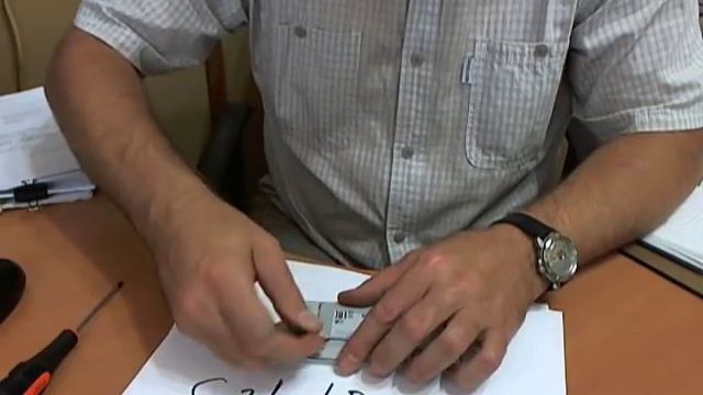 Как снять аккумулятор с смартфона HUAWEI HONOR   How to remove the battery from a  smartphone