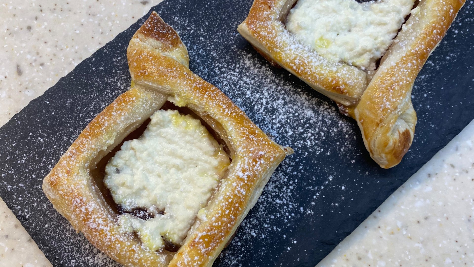 Слойки с творогом и джемом