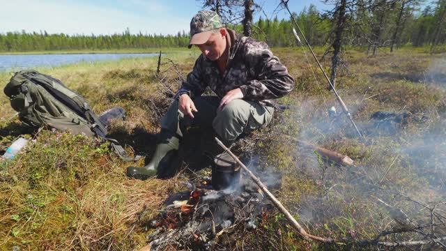 Одиночный пеший поход на таёжное озеро. Заночевал в лесу. Рыбалка на щуку.