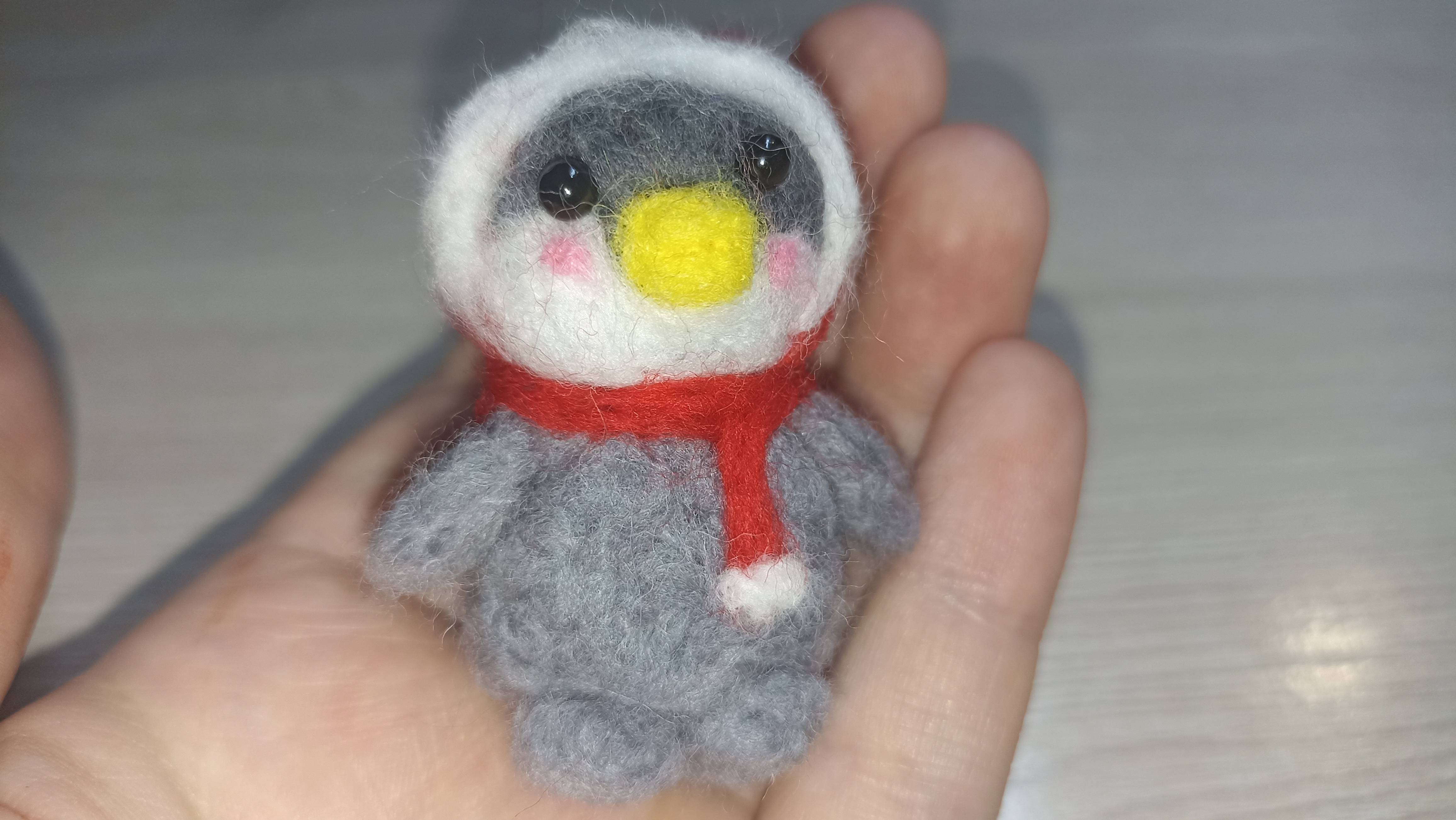 Пингвиненок в красной шапочке / Валяния из шерсти