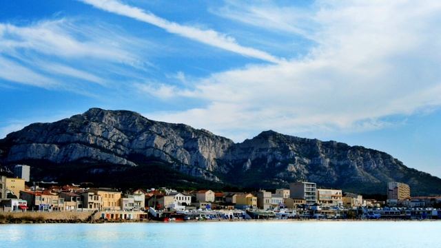 Пляжный городок во Франции рядом с горами