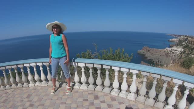 ДИКИЕ пляжи СЕВАСТОПОЛЯ. НЕ всякий турист попадет сюда. "ЦАРСКИЙ ПЛЯЖ". Грот ДИАНЫ сквозь время.