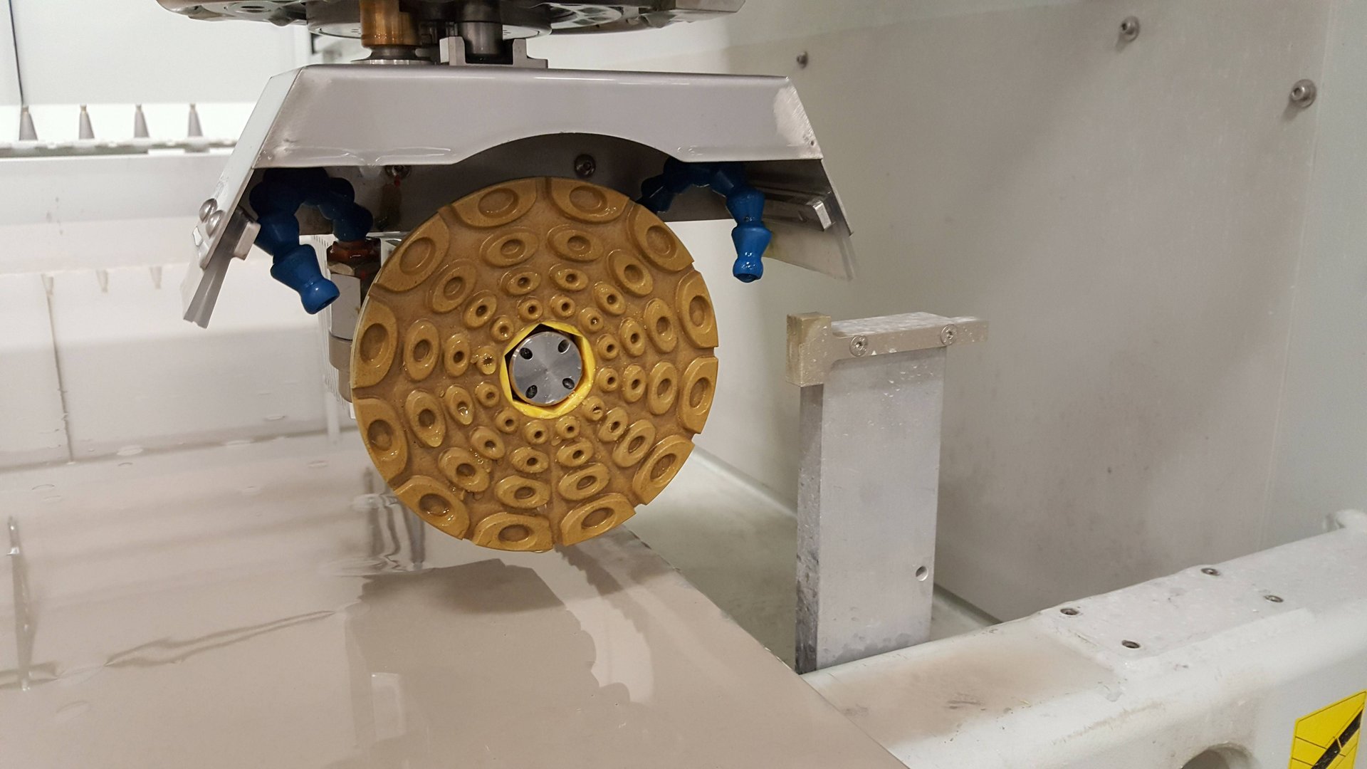 Правка полировального инструмента на обрабатывающем центре Intermac Master 45.3 Stone