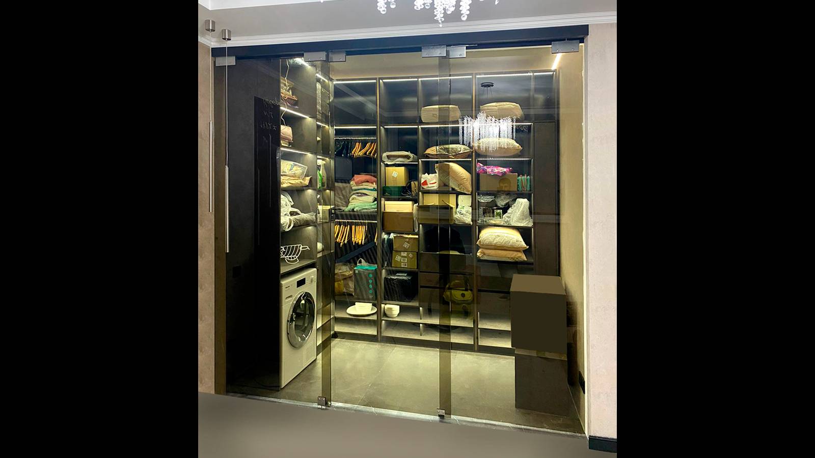 Стеклянная раздвижная перегородка гардеробной