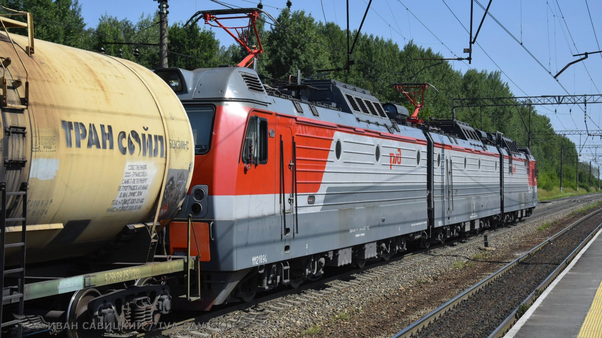 Электровоз 3ЭС4К-064 везёт мощные трактора