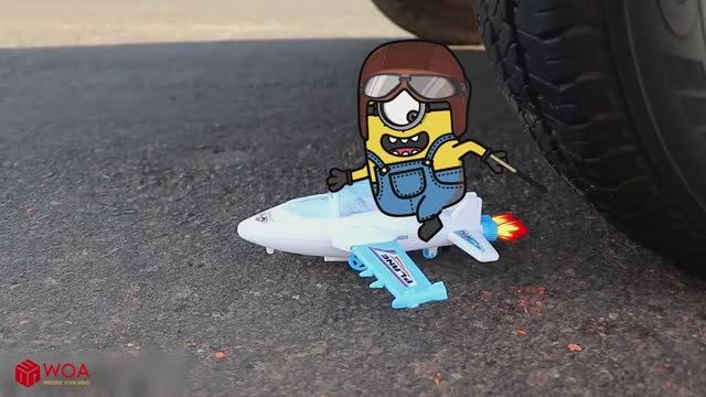 Детская анимация: машина против пластикового самолётика и кубика-рубика и др.