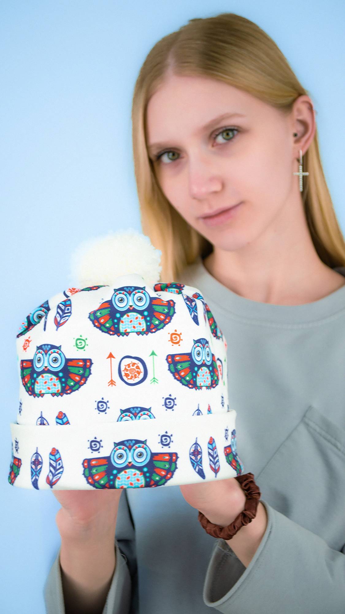 Шапка с помпоном СОВА УЗОР (белая)