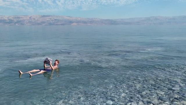 Чтение газеты в Мёртвом море!Удивительный водоём!Друзья собирают грязь!