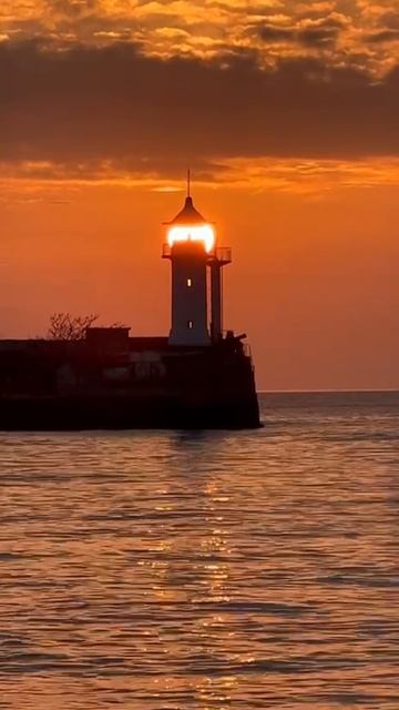 Вот такой рассвет был сегодня в Ялте