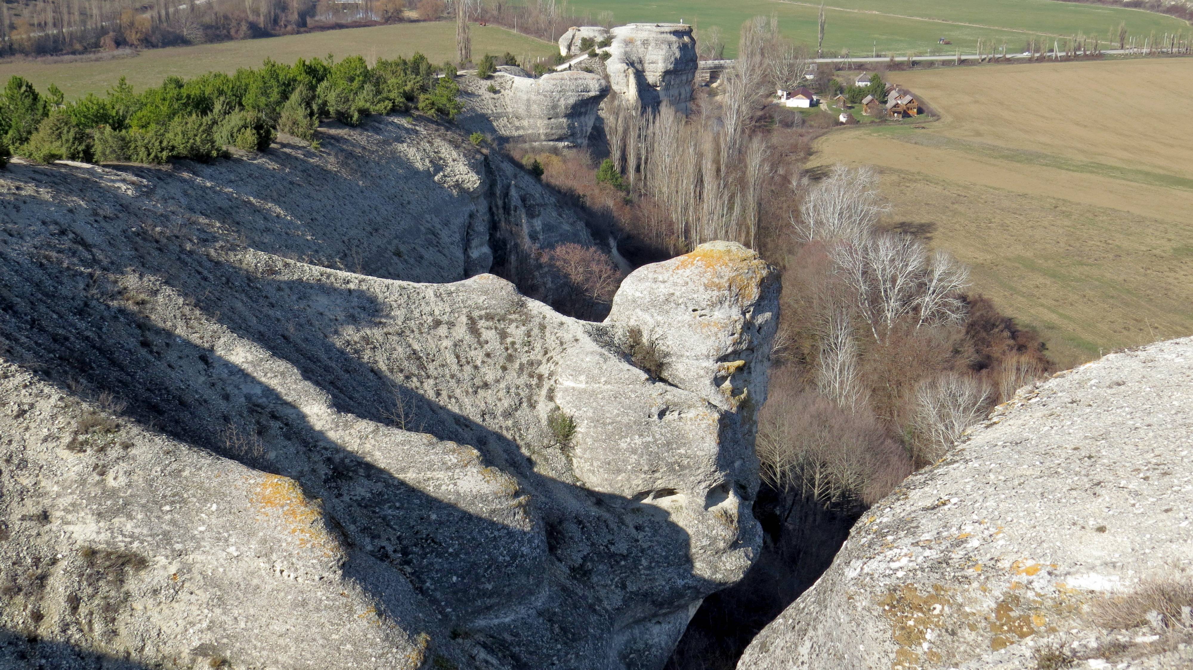По скале Арман-Кая. Танковое, Бахчисарайский район.