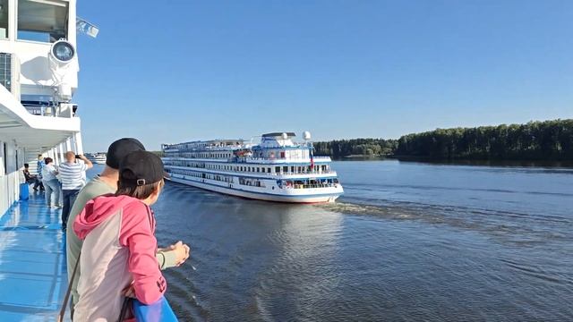 На теплоходе музыка играет