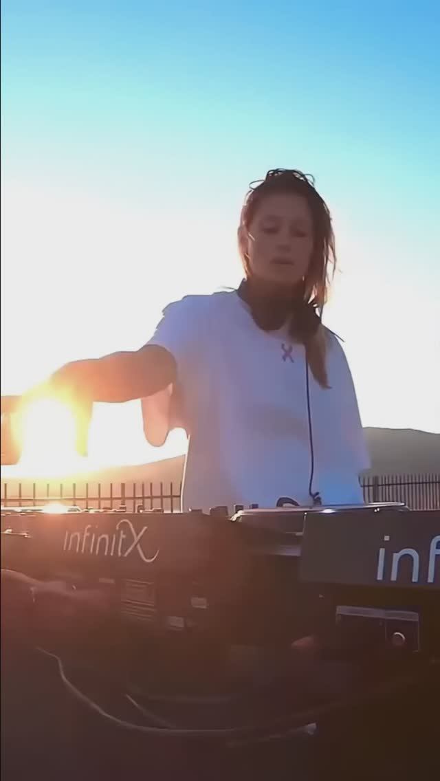 MANEO - Live It (Original Mix)