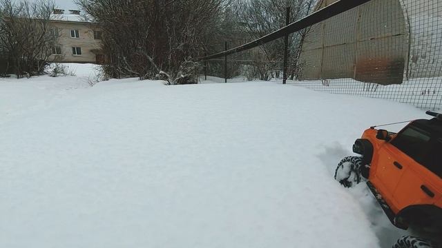 Покатушка по мокрому снегу на Ford Bronco VI на радиоуправлении.