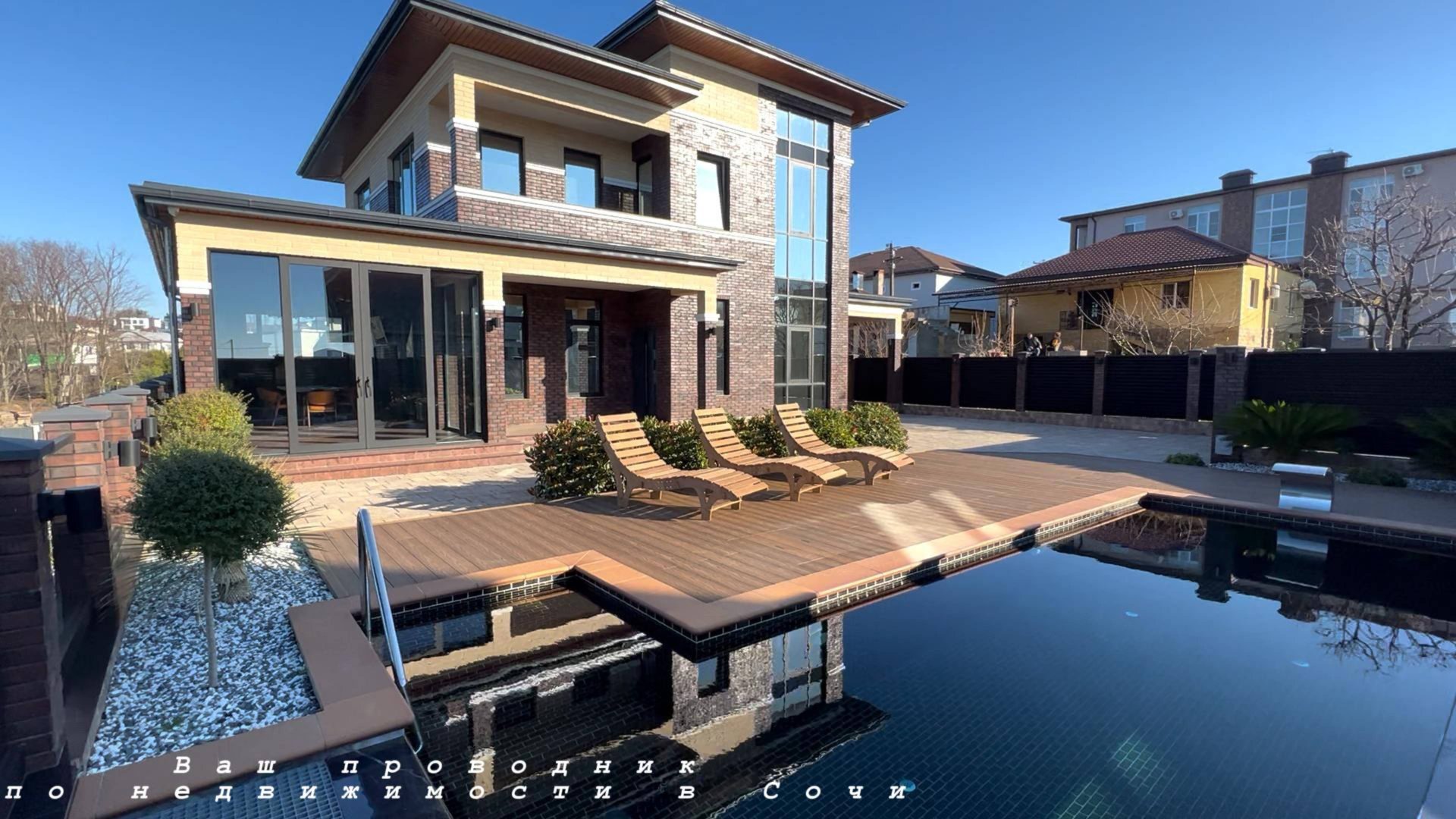 «Роскошный дом в Сириусе с видом на бескрайнее море».