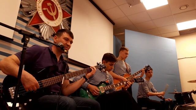 май 22 выпускники тренируются