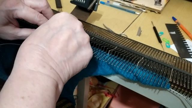 ВЯЗАНИЕ МАНИШКИ ОТ ВОРОТА НА МАШИНЕ НЕВА2.